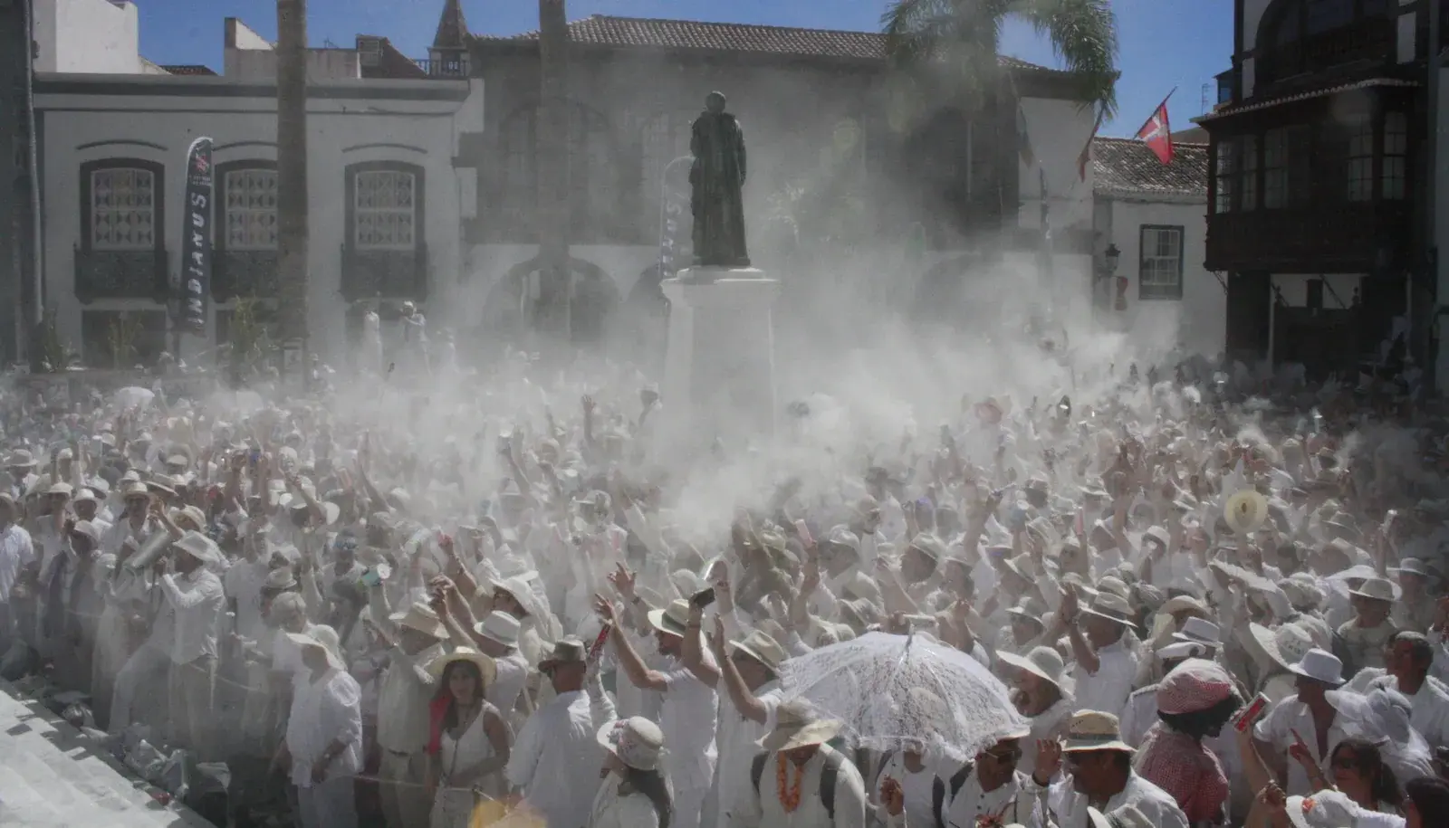 Carnaval de Los Indianos: Un Mar de Talco y Tradición en La Palma